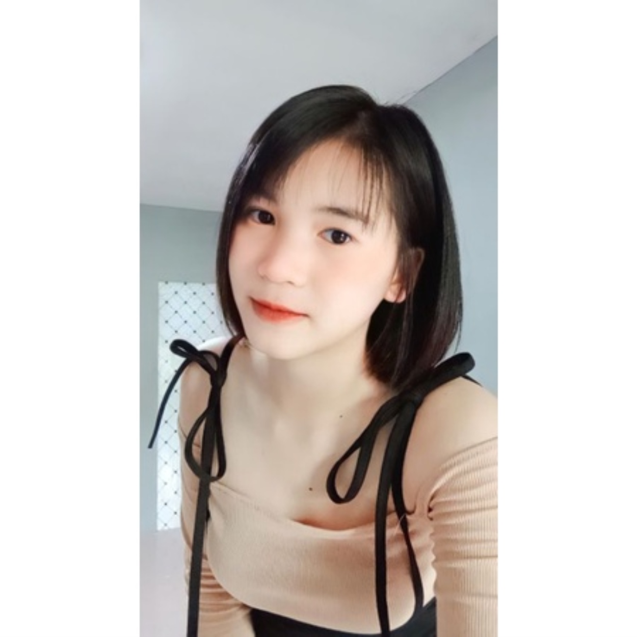 Spinny House???? Set ชุดเซต 2ชิ้น เอี๊ยม เสื้อผ้าไหมพรมร่องเล็ก กระโปรง พื้นดำมีสายผูกผ้ายืด ♥️ ...