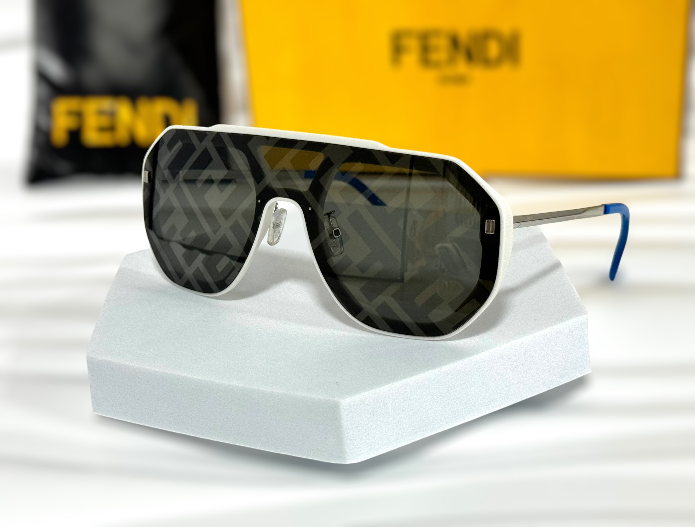 Fendi แว่นกันแดด รุ่น FE40006U 25B ( Evolution ) | Lazada.co.th
