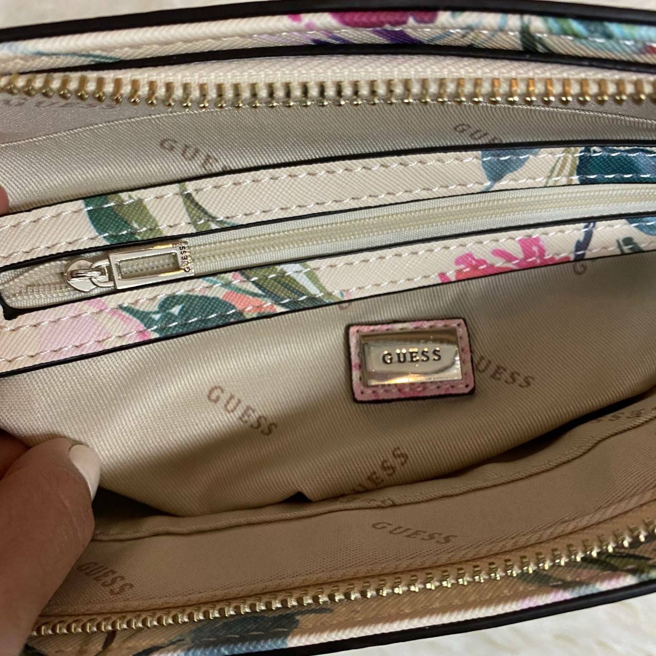 GUESS OPEN ROAD FLORAL TOTE BAG กระเป๋าถือขนาดกลางทรงสวย ฐานตั้งอยู่ทรง ...