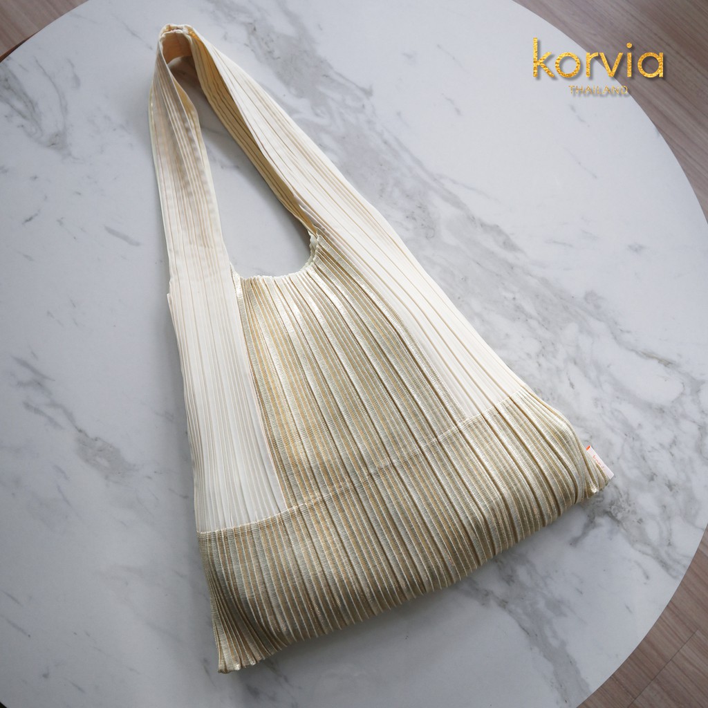 Korvia กระเป๋าผ้าพลีท รุ่นเมทัลลิค สีขาว สีออฟไวท์ Shine At Midnight ...