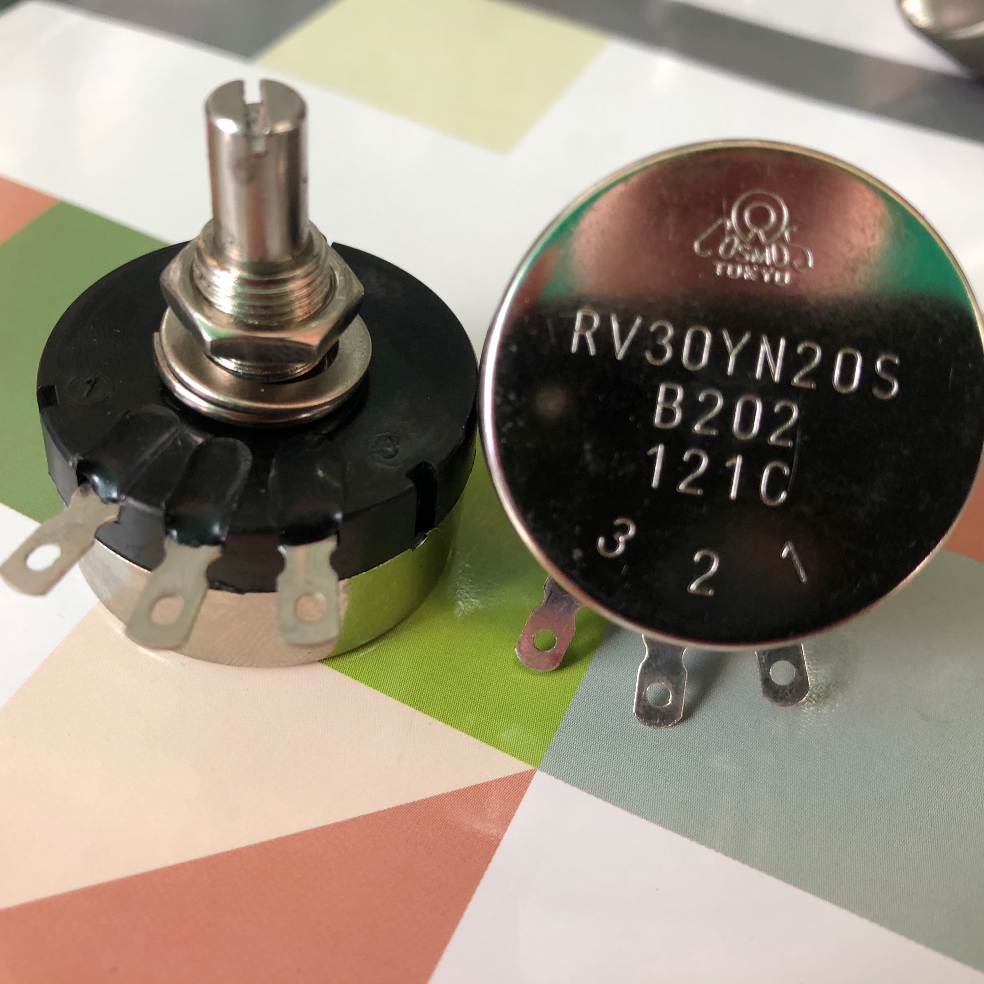 RV30YN20S B202=2Kตัวต้านทานปรับค่าได้แบบไววาวส์ วอลลุ่มปรับค่าตัวล่ะ ...