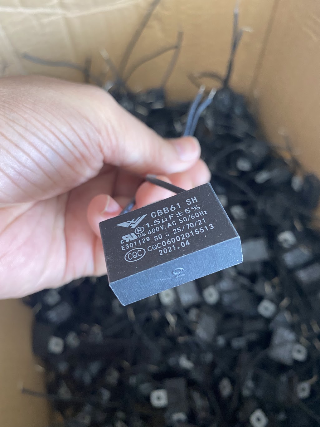 (ใช้ได้กับทุกยี่ห้อ) พัดลม 16นิ้ว คาปาซิเตอร์ พัดลม 1.5uF 400v. Cap C. Cพัดลม(มีขั้วมีสาย ...