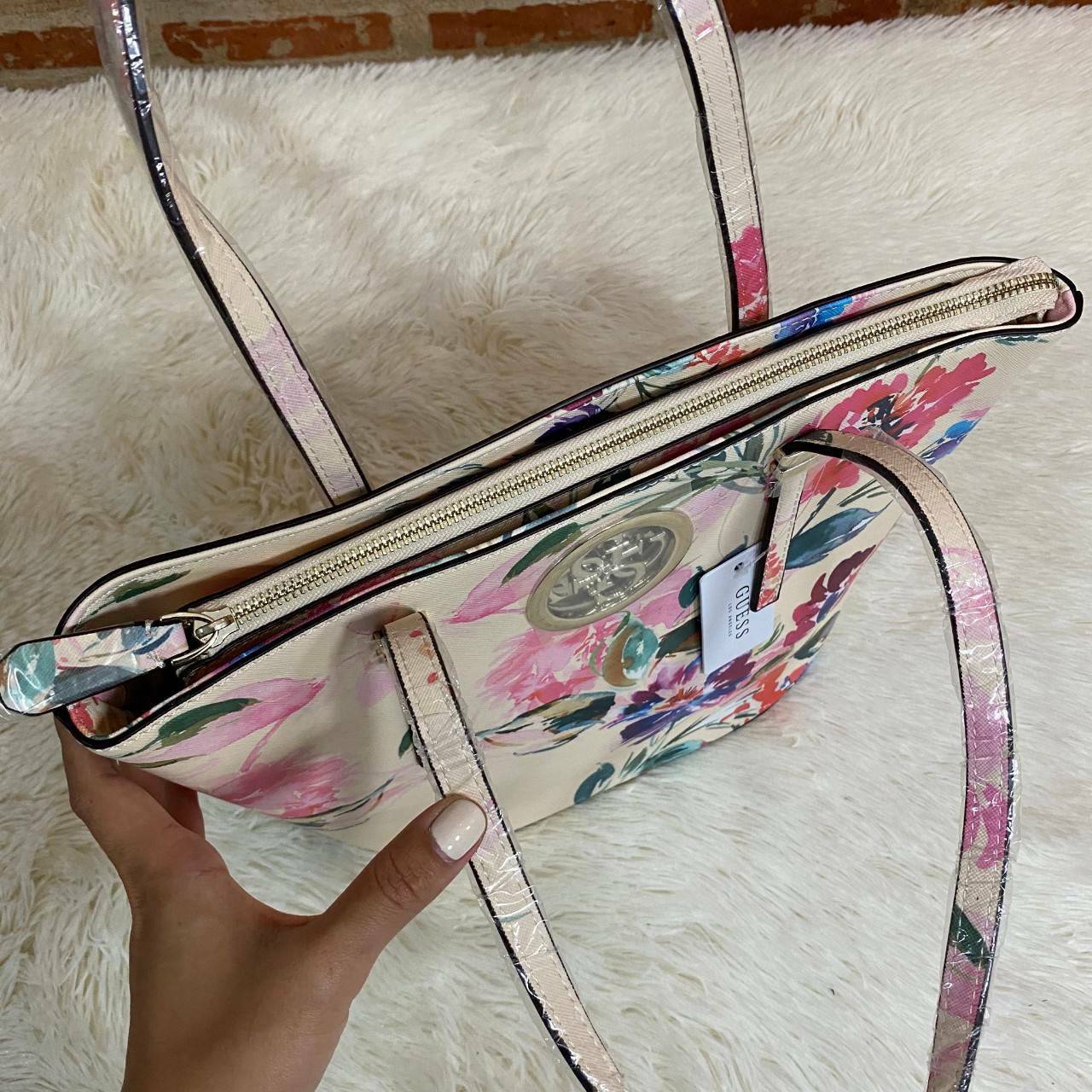 GUESS OPEN ROAD FLORAL TOTE BAG กระเป๋าถือขนาดกลางทรงสวย ฐานตั้งอยู่ทรง ...