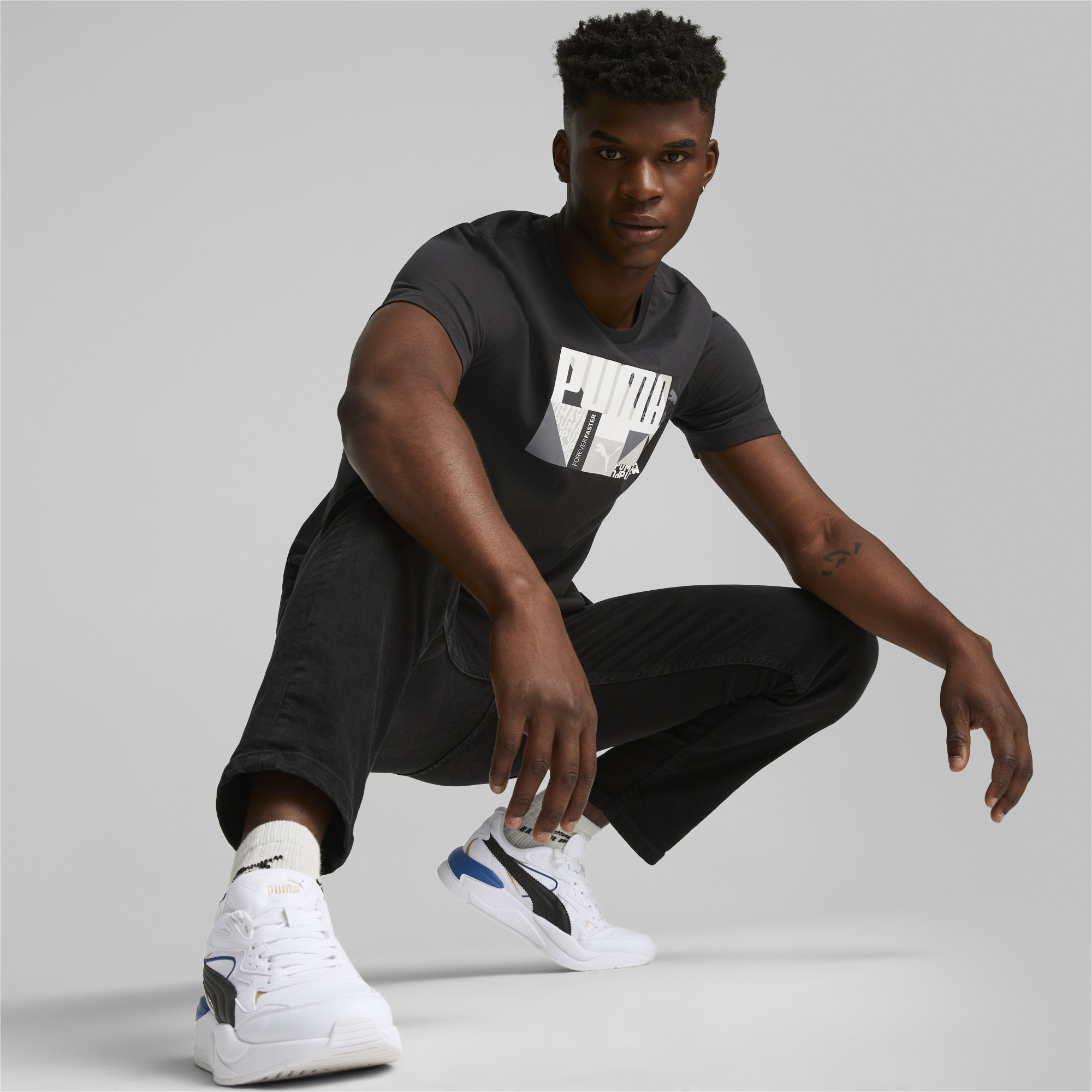 PUMA BASICS - เสื้อยืดผู้ชายลายกราฟิกโมโนแกรม สีดำ - APP - 67176601 ...