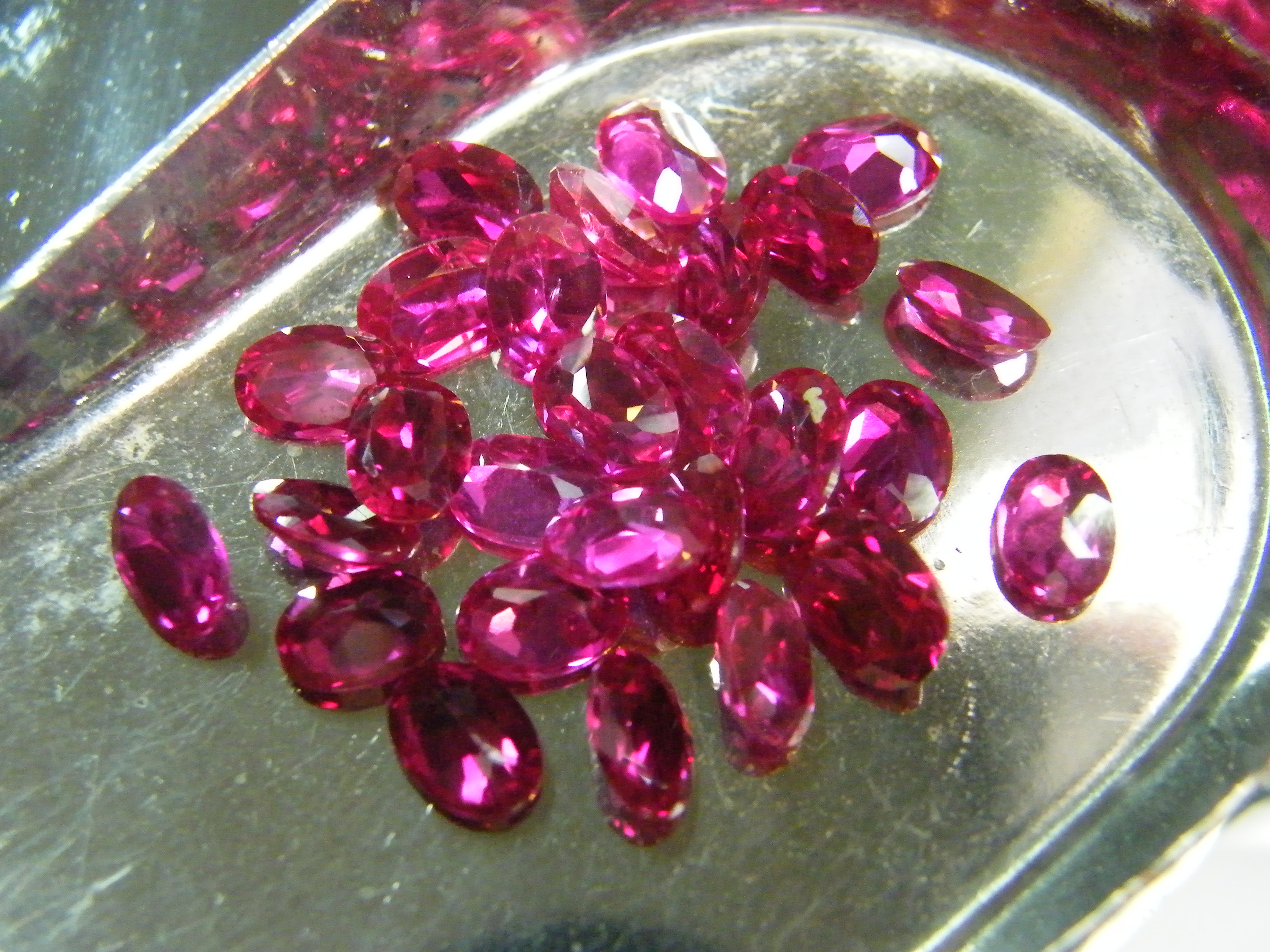 CREATED RUBY BRILLIANT COLOR CORUNDUM OVAL 8X6 MM 2 PCS - astore - ThaiPick