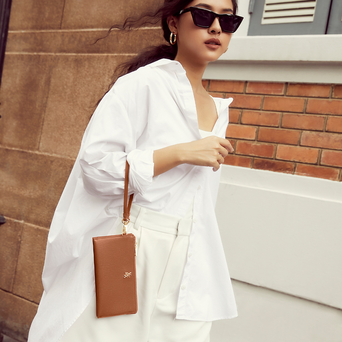 VERA Demi Double กระเป๋าสตางค์ใบยาว กระเป๋าคล้องมือ กระเป๋าคล้องแขน หรือจะใส่สายสะพายยาวเพื่อ ...