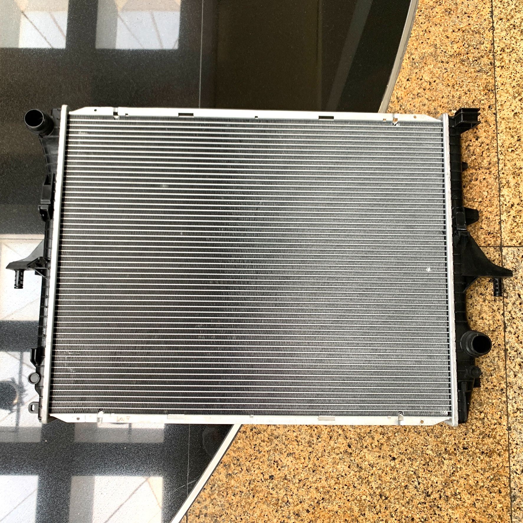 7L0121253A Audi Q7 Porsche Cayenne Volkswagen Touareg Radiator หม้อน้ำ ...
