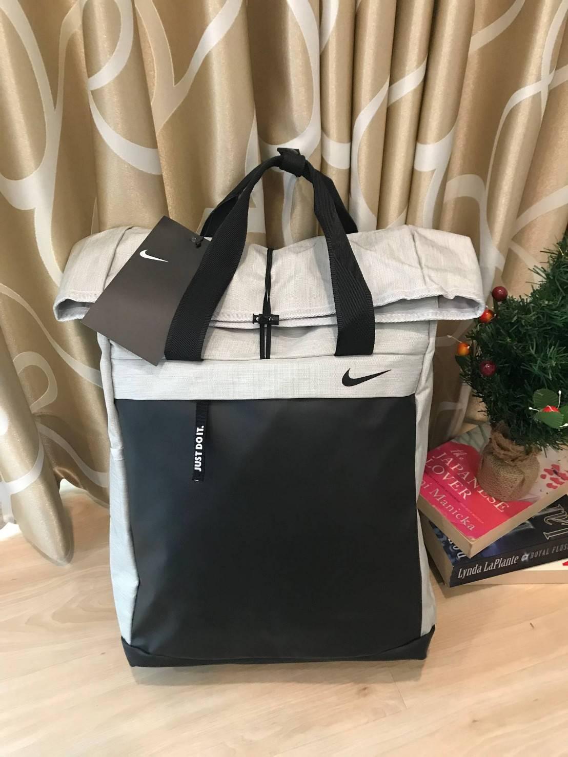 Nike Radiate Backpack เป้สะพายหลังที่โดดเด่นด้วยดีไซน์ส่วนใส่ของด้านบน ...