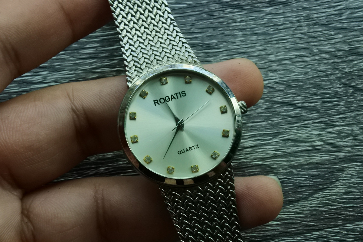 นาฬิกา Vintage มือสองญี่ปุ่น ROGATIS ระบบ Quartz ผู้หญิง ทรงกลม กรอบเงิน หน้าเงิน หน้าปัด 35mm ...