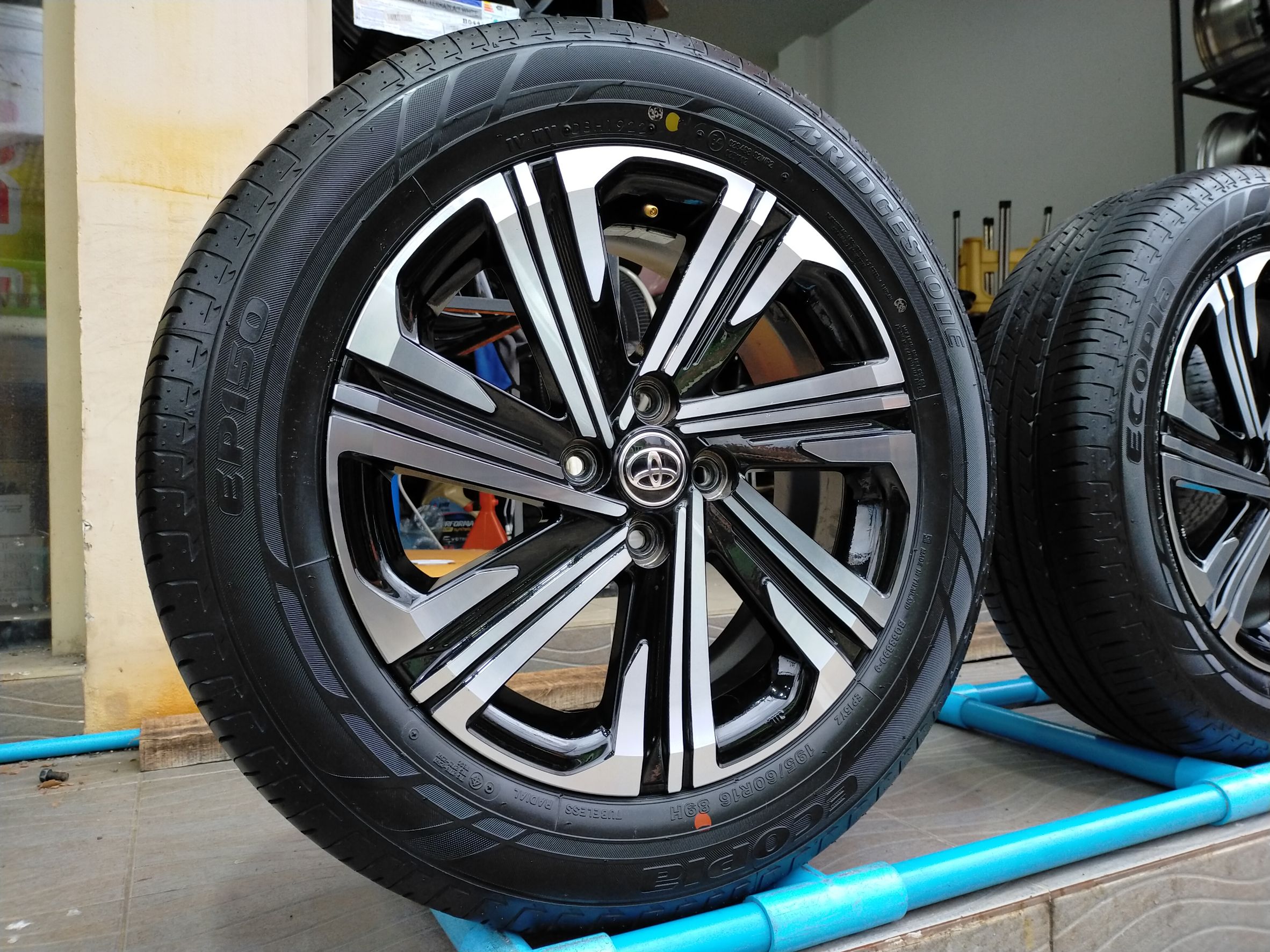 แม็กโตโยต้า ขอบ16 ป้ายแดงสีเดิม พร้อมยางบริสโตน 195 60 16 ปี22 มีตุ่ม ...