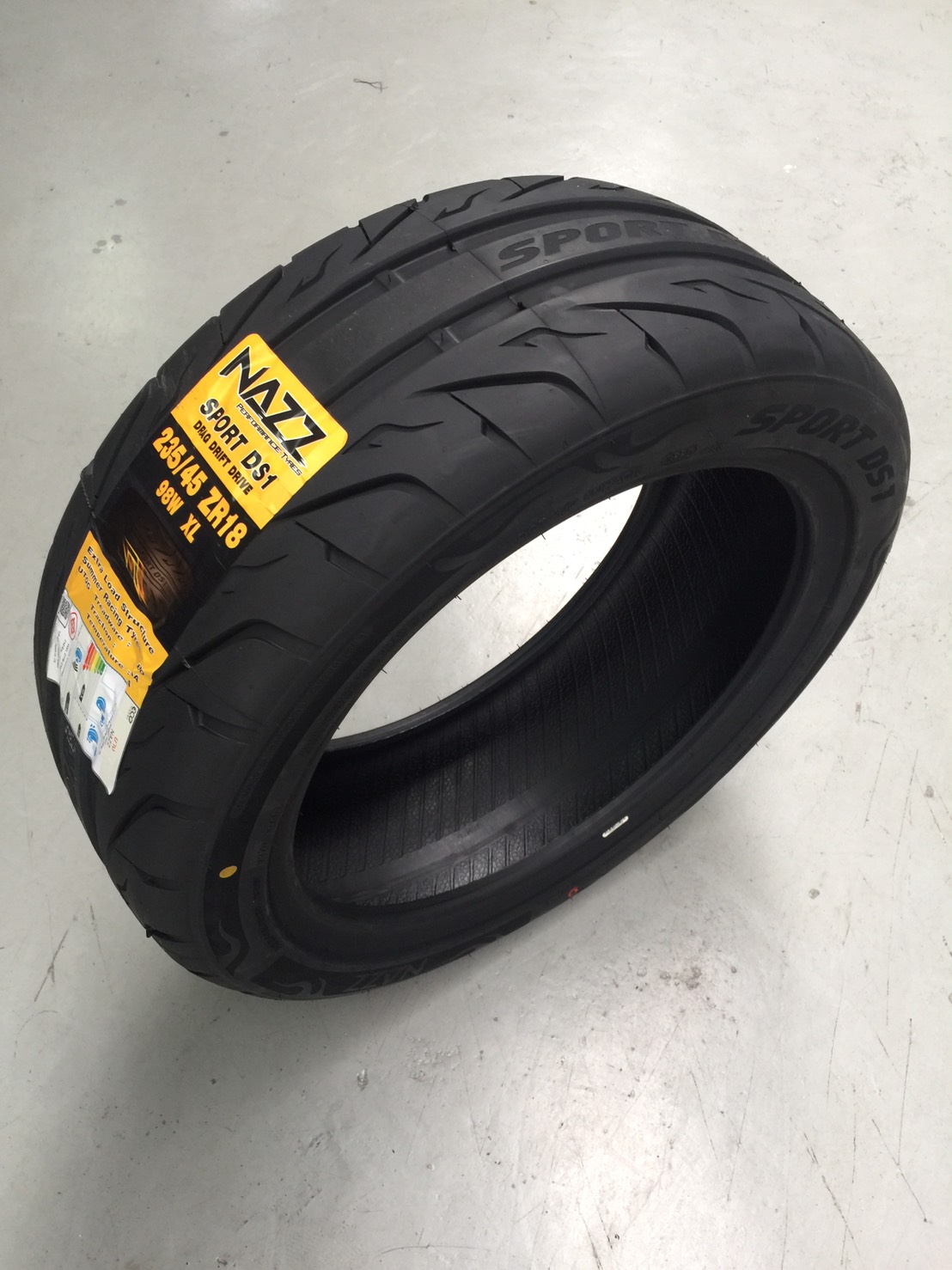 NAZZ 235/45R18 รุ่น DS1 ปี 23 ยางรถยนต์ 1 เส้น (TREADWEAR 180) | Lazada ...