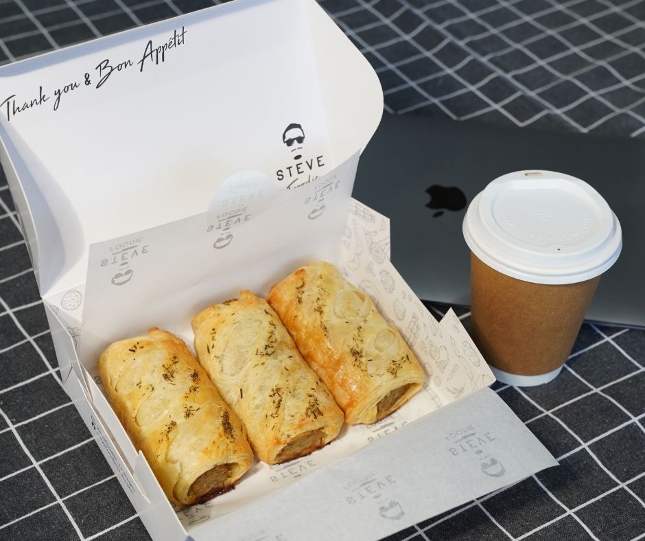 Chicken & Thyme Sausage Roll Box / ซอสเซจโรลไก่และไทม์ กล่อง 3 ชิ้น ...