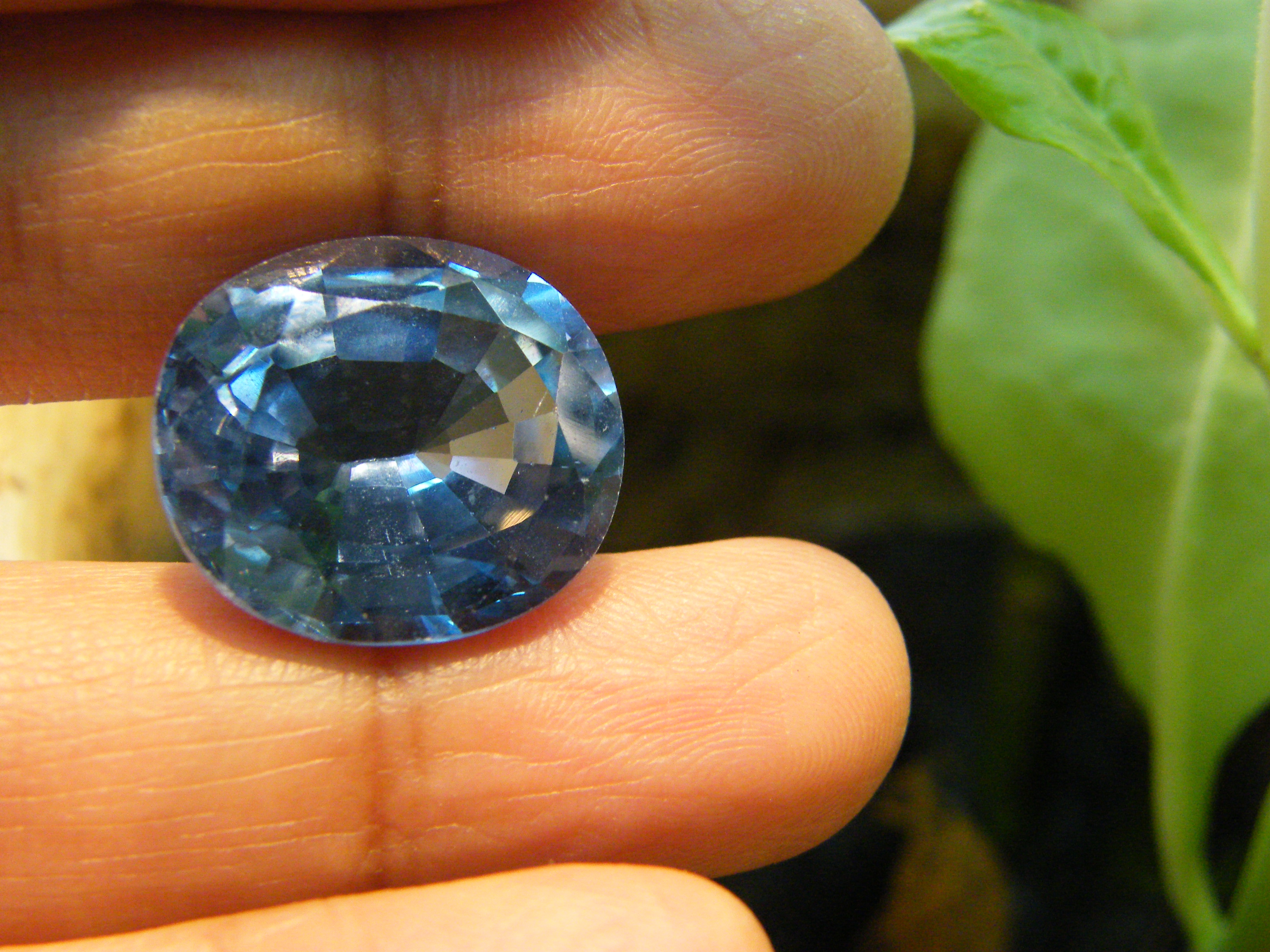 พลอย รูปไข่ สี บลูโทพาส (Swiss blue Topaz) 22X17 มม 1 เม็ด ..29 กะรัต ...