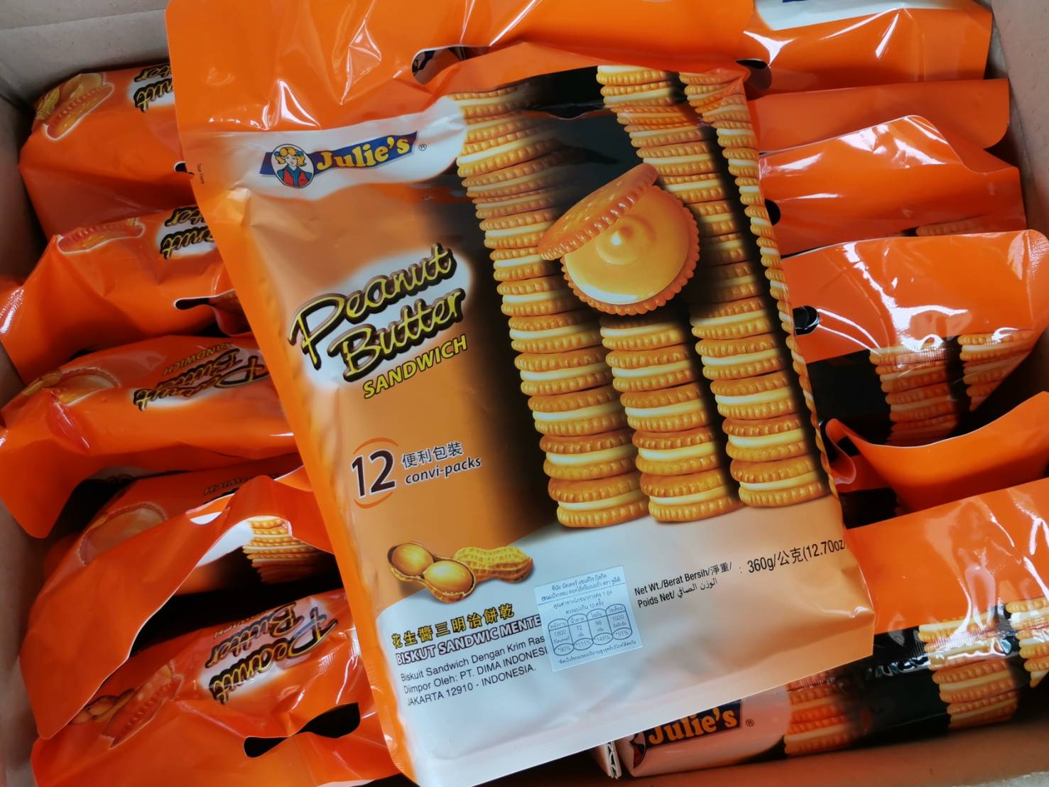 ขนมจูลี่ส์ พีนัท บัตเตอร์ บิสกิต สอดใส้เนยถั่ว 12 ห่อใหญ่ 360g Julie peanut butter biscuit ...