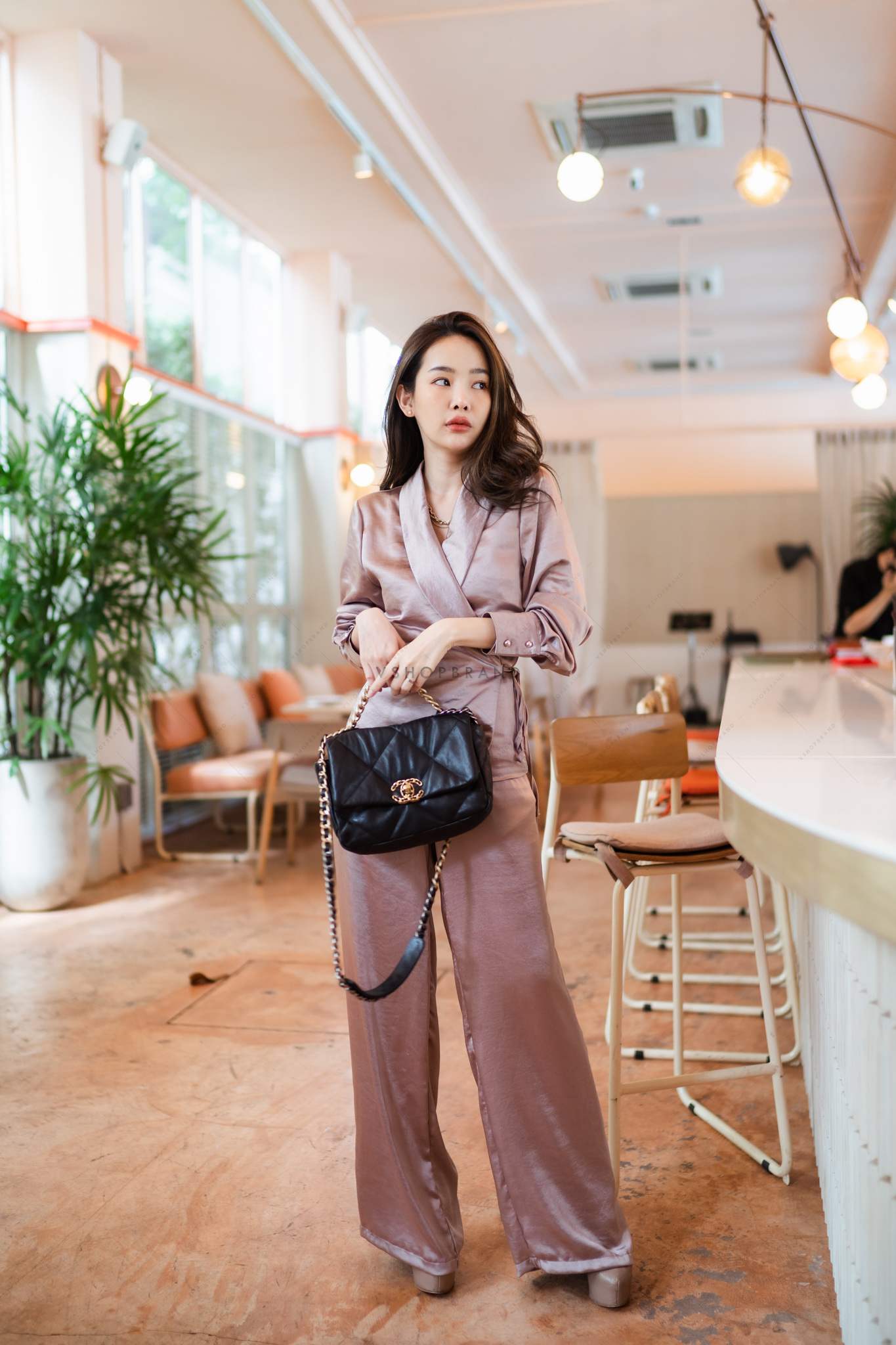 Vshop Set เสื้อกางเกงหรู ตัดเย็บด้วยผ้าไหมซาติวาเลนติโน่ เสื้อเป็นทรง ...