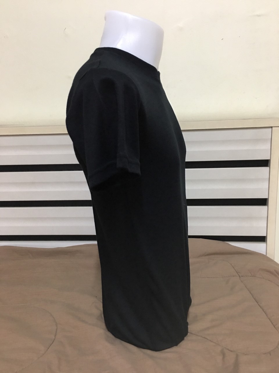 เสื้อยืดสีดำ ทรงคอกลม เนื้อผ้า TK34 เป็นผ้าโพลีผสม และเป็นผ้า 2 หน้า (Interlock) ผลิตในไทย เนื้อ ...