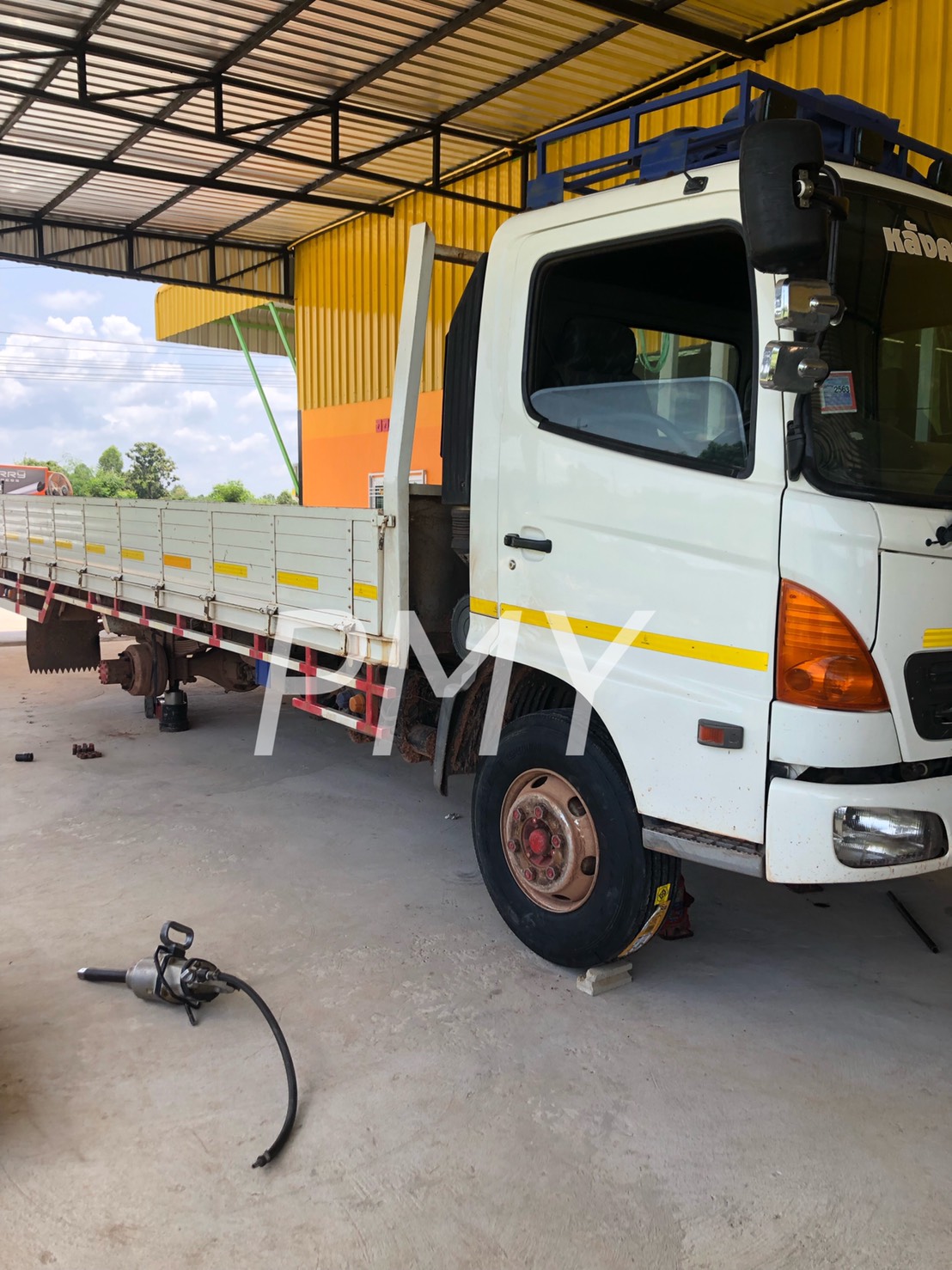 ยางรถบรรทุกเรเดียล 9.5R17.5 18PR รุ่น CPD81 ยี่ห้อ COMPASAL - X-Tires - ThaiPick