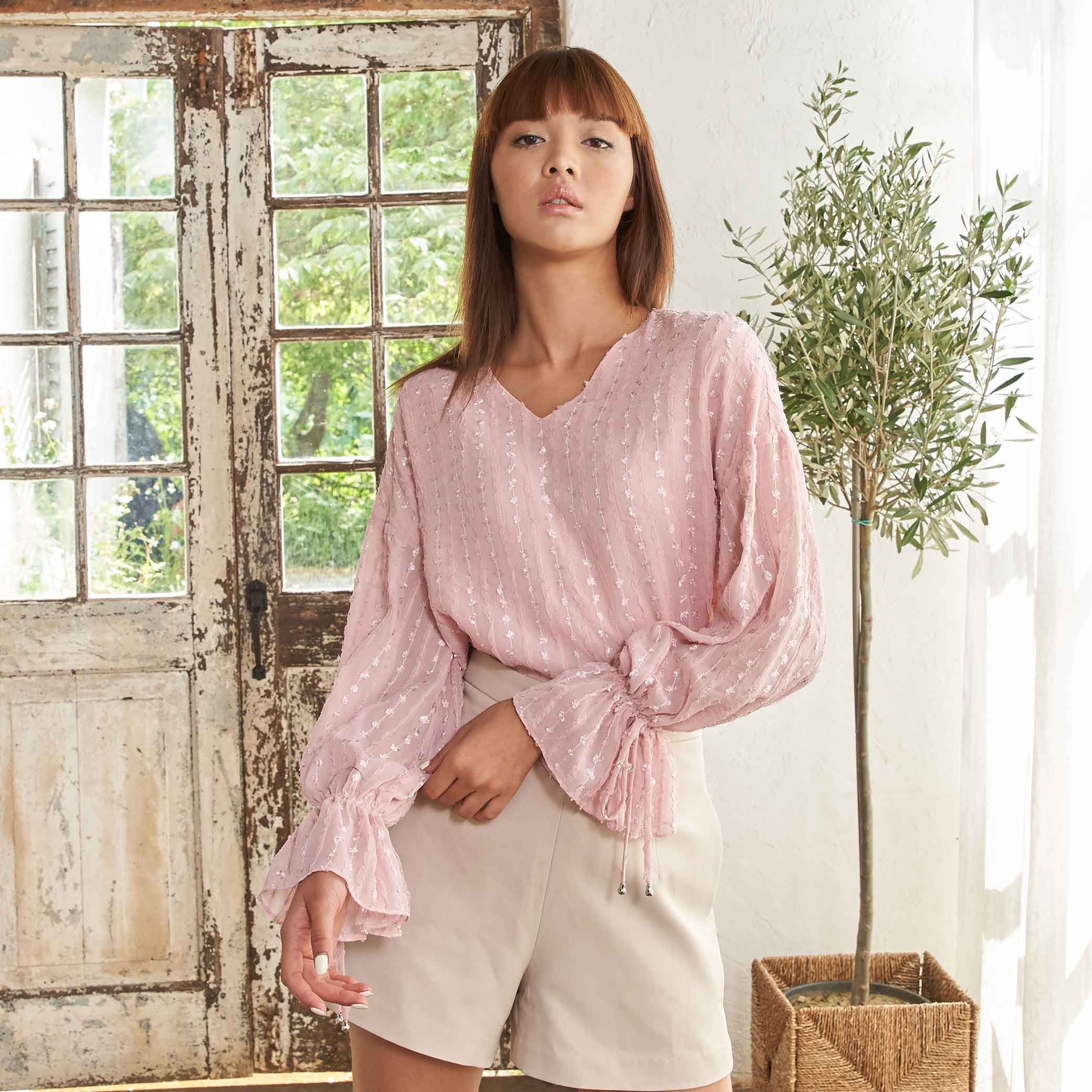 VANNSTOFF Cadi Blouse เสื้อคอวีแขนยาว | Lazada.co.th