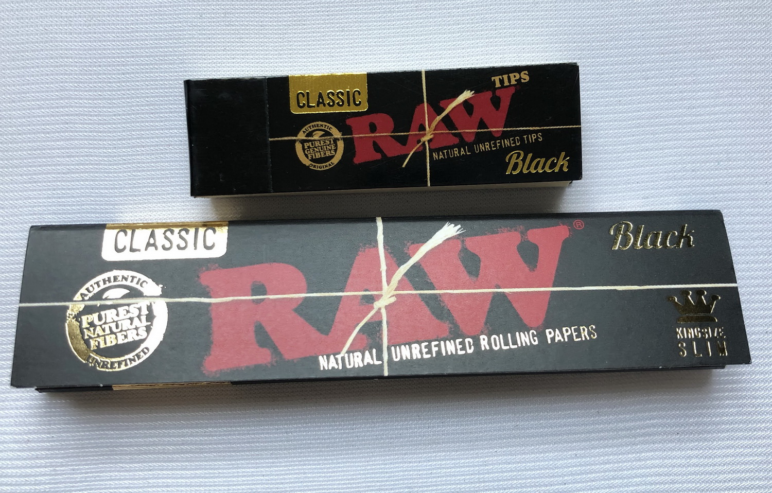 CLASSIC RAW Black ROLLING PAPERS + CLASSIC RAW NATURAL UNREFINED TIPS ...