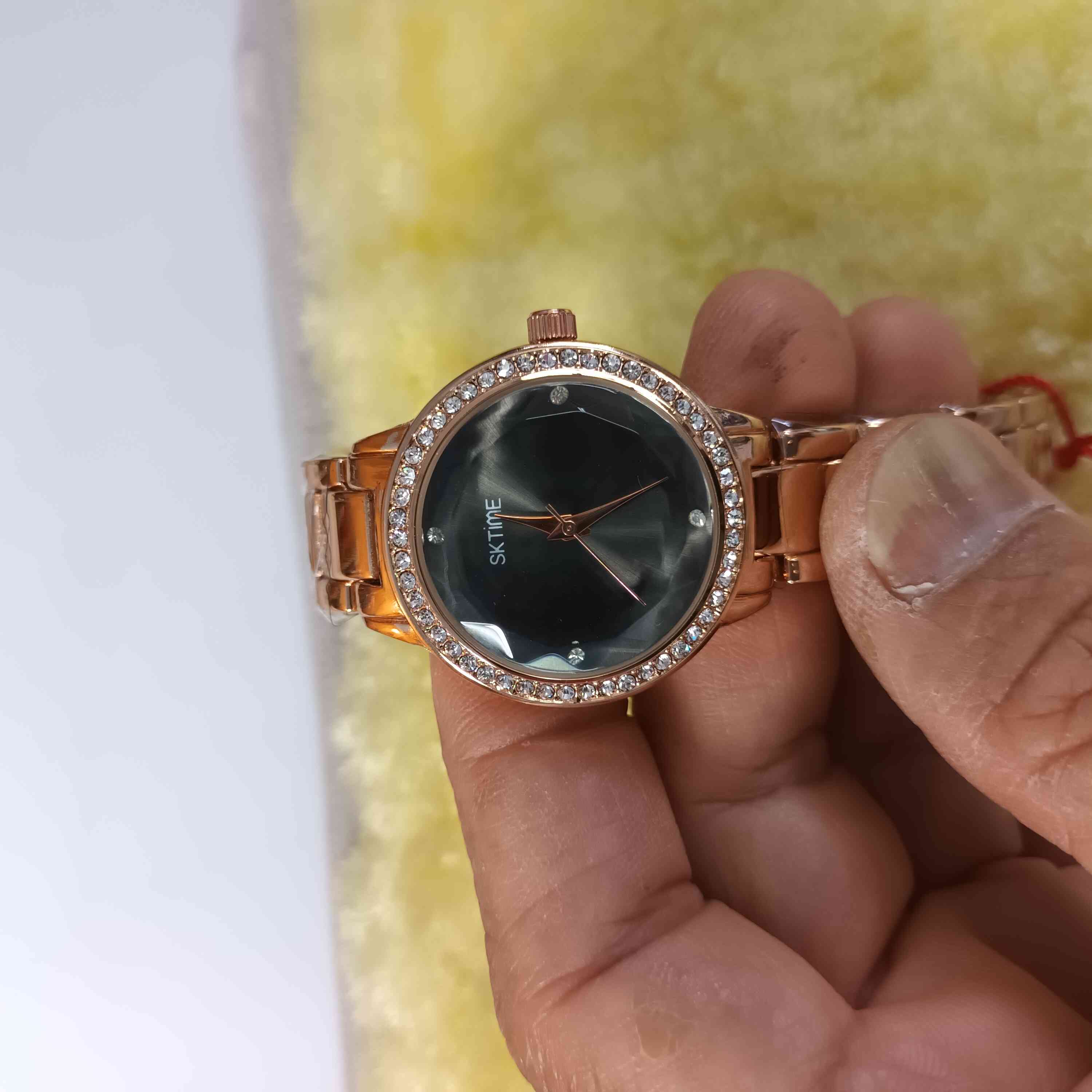 นาฬิกาสุภาพสตรี SK TIME รุ่น D21008 หน้าปัดสีดำ 30MM - P-WATCH - ThaiPick