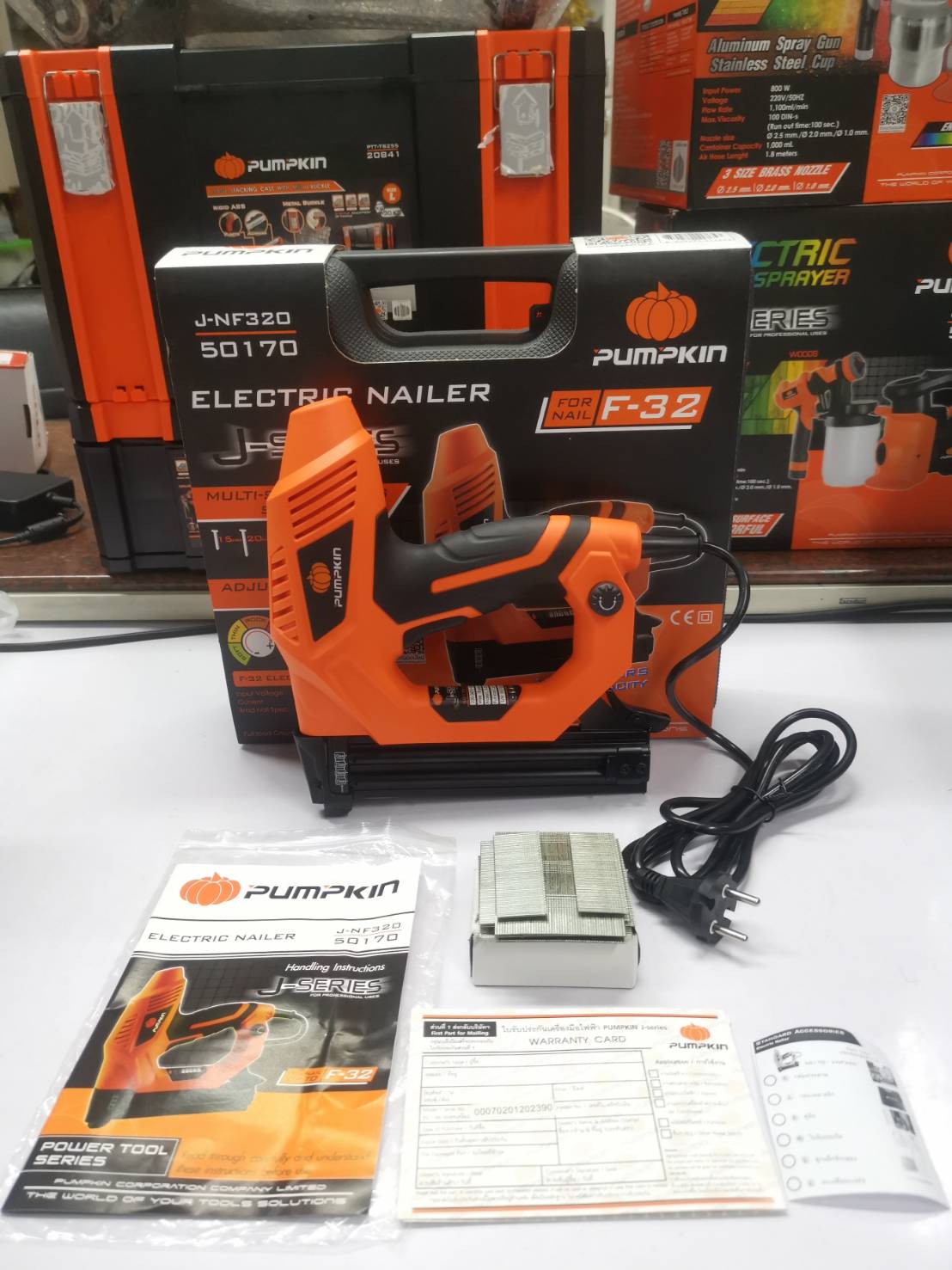 ปืนยิงตะปูไฟฟ้า ยิงไม้ กำลัง 2000วัตต์ ใช้ได้กับลูกตะปูชนิด หัว F ได้ตั้งแต่ 10F - 32F PUMPKIN ...