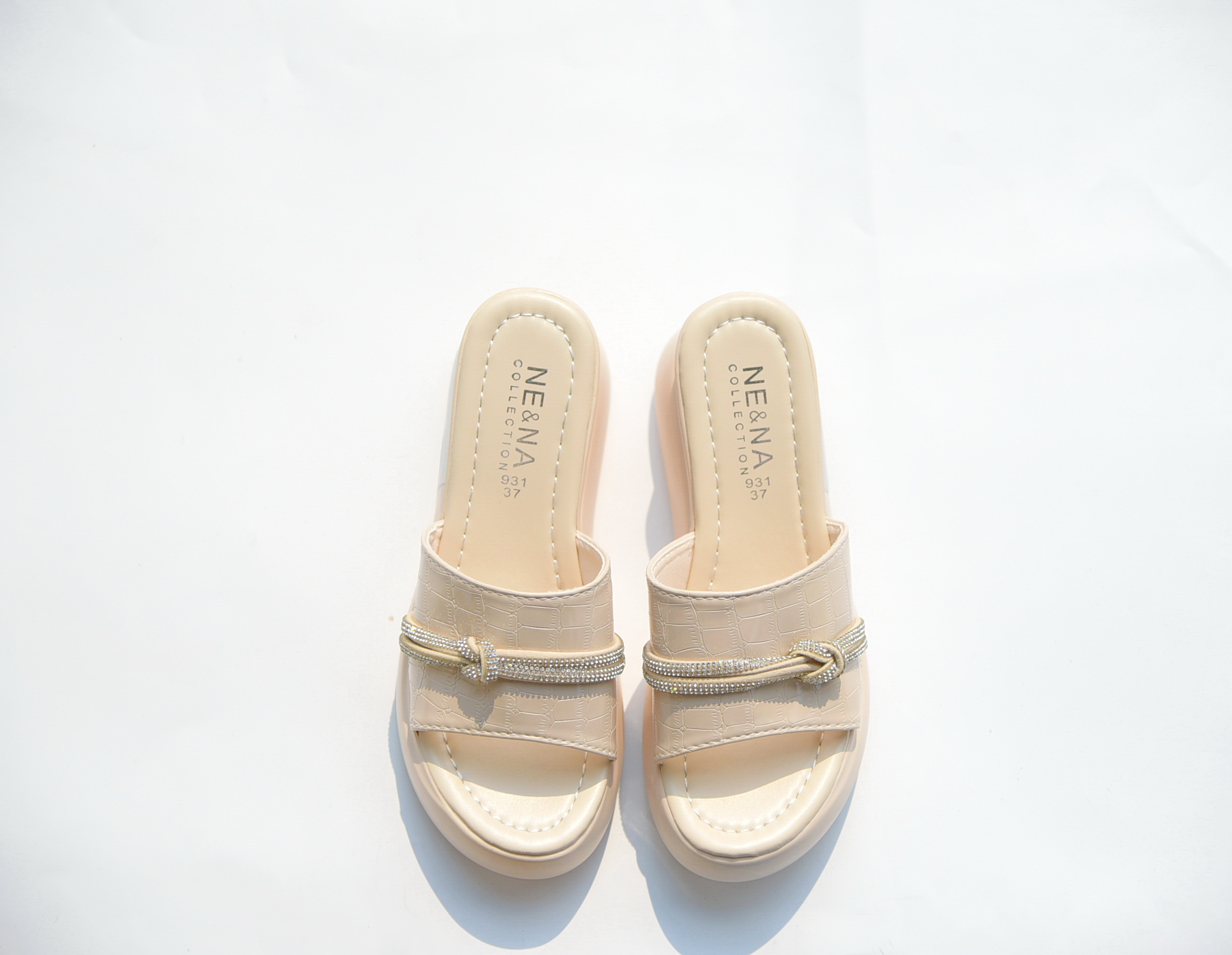 รองเท้าเเฟชั่นผู้หญิงเเบบเเตะสวมส้นเตี้ย No. A15 NE&NA Collection Shoes ...