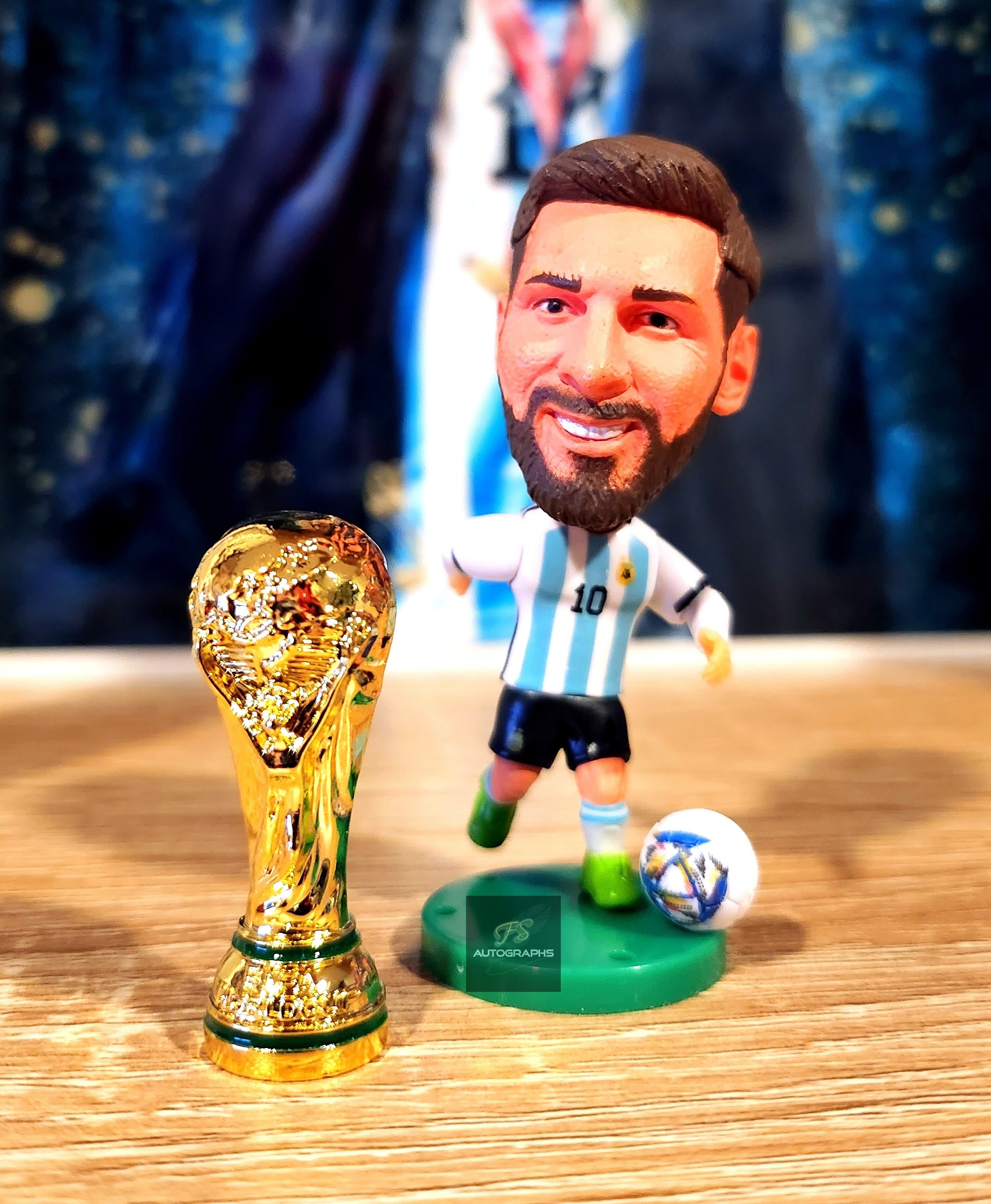 เซ็ตโมเดล SoccerWe | Lionel Messi พร้อมถ้วยฟุตบอลโลกจิ๋ว | Lazada.co.th