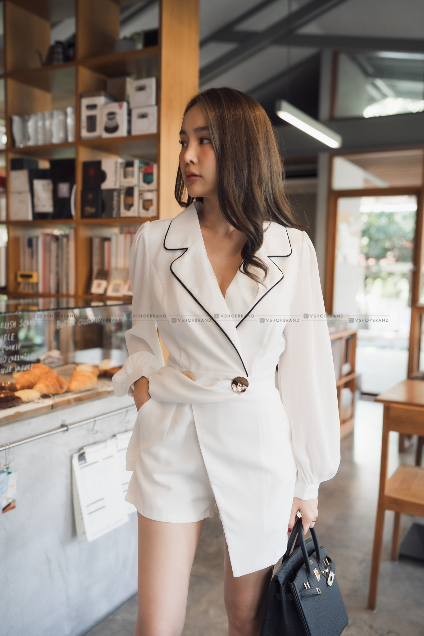 VShop Set เสื้อคลุม+ขาสั้น เดรสตัดเย็บด้วยแขนซีทรูเล่นตัดขอบสี แมทพร้อม ...