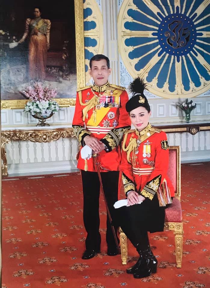 ภาพมงคล ร.10 พระราชินี รูปภาพติดผนัง ขนาดภาพ 15x21 นิ้ว หรือ ( 38 cm. x ...