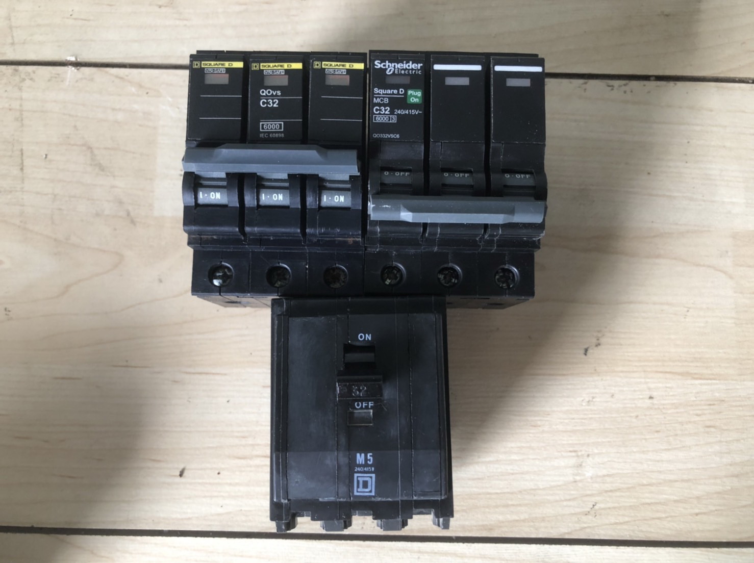 ขายเบรกเกอร์ ลูกย่อย ลูกเซอร์กิส สแควร์ดี 3 โพล circuit breaker square ...