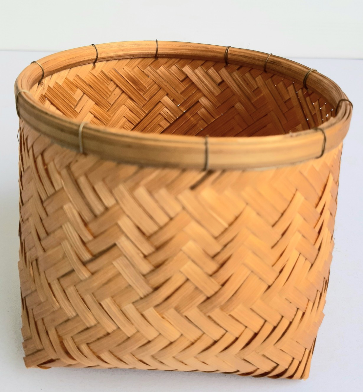 ตะกร้าทึบจิ้ว Solid Basket ขนาดเส้นผ่าฯ 10 ซม. สูง 8.5 ซม. ทำด้วยไม้ไผ่ ...