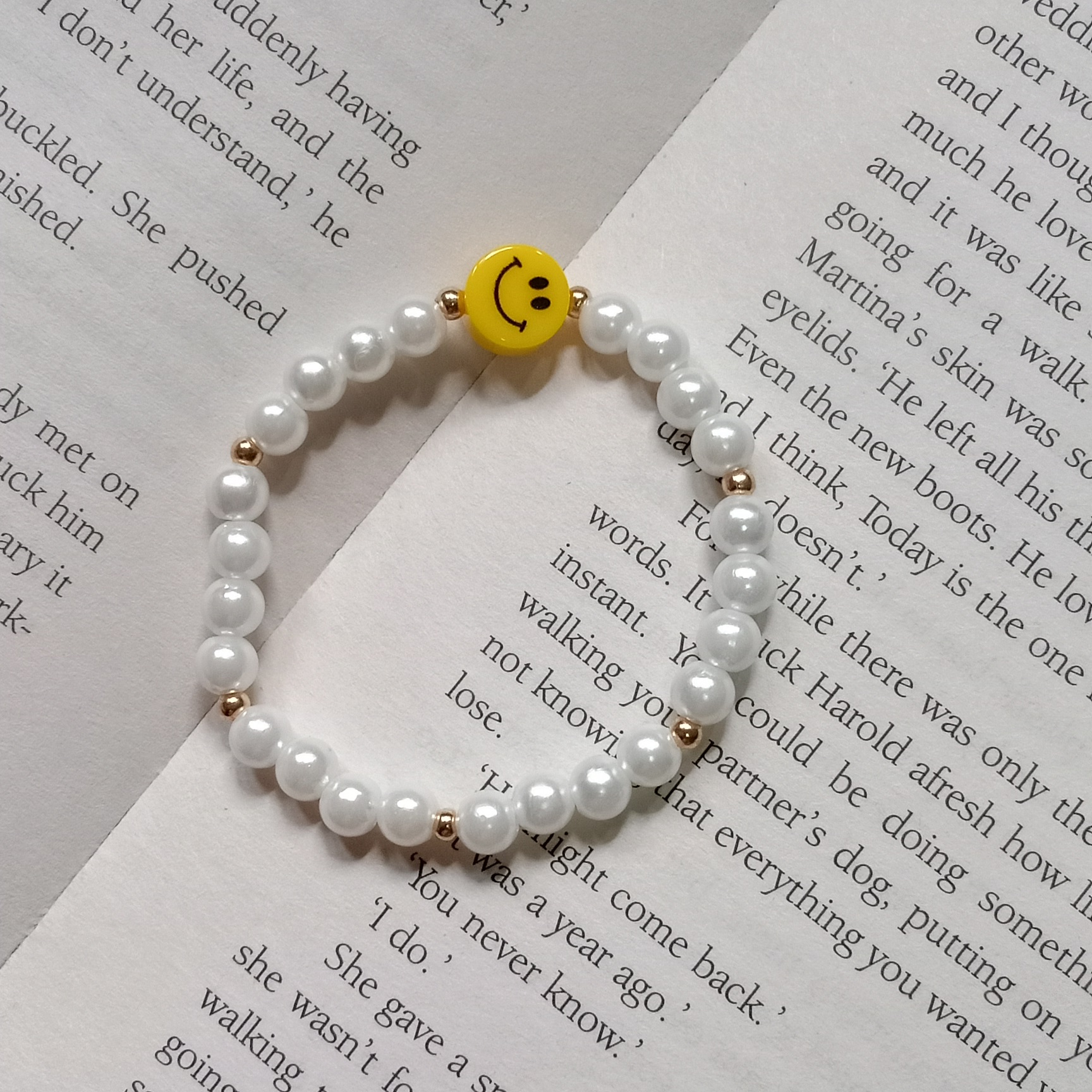 กำไลลูกปัดมุกหน้ายิ้มมินิมอล smiley V.2 เอ็นยืด | Lazada.co.th