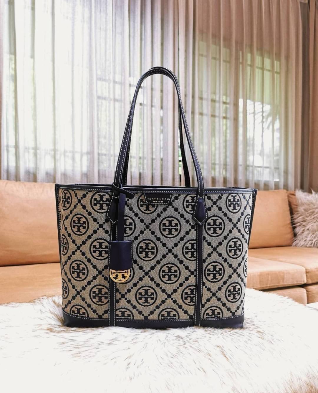 กระเป๋าสะพายไหล่ TORY BURCH FACTORY MONOGRAM JACQUARD LARGE TOTE BAG (L ...