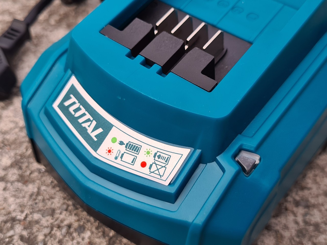 TOTAL แท่นชาร์จ แบตเตอรี่ ลิเธียมไออน 20 V รุ่น TFCLI2001 ส่งฟรีทั่วไทย ...