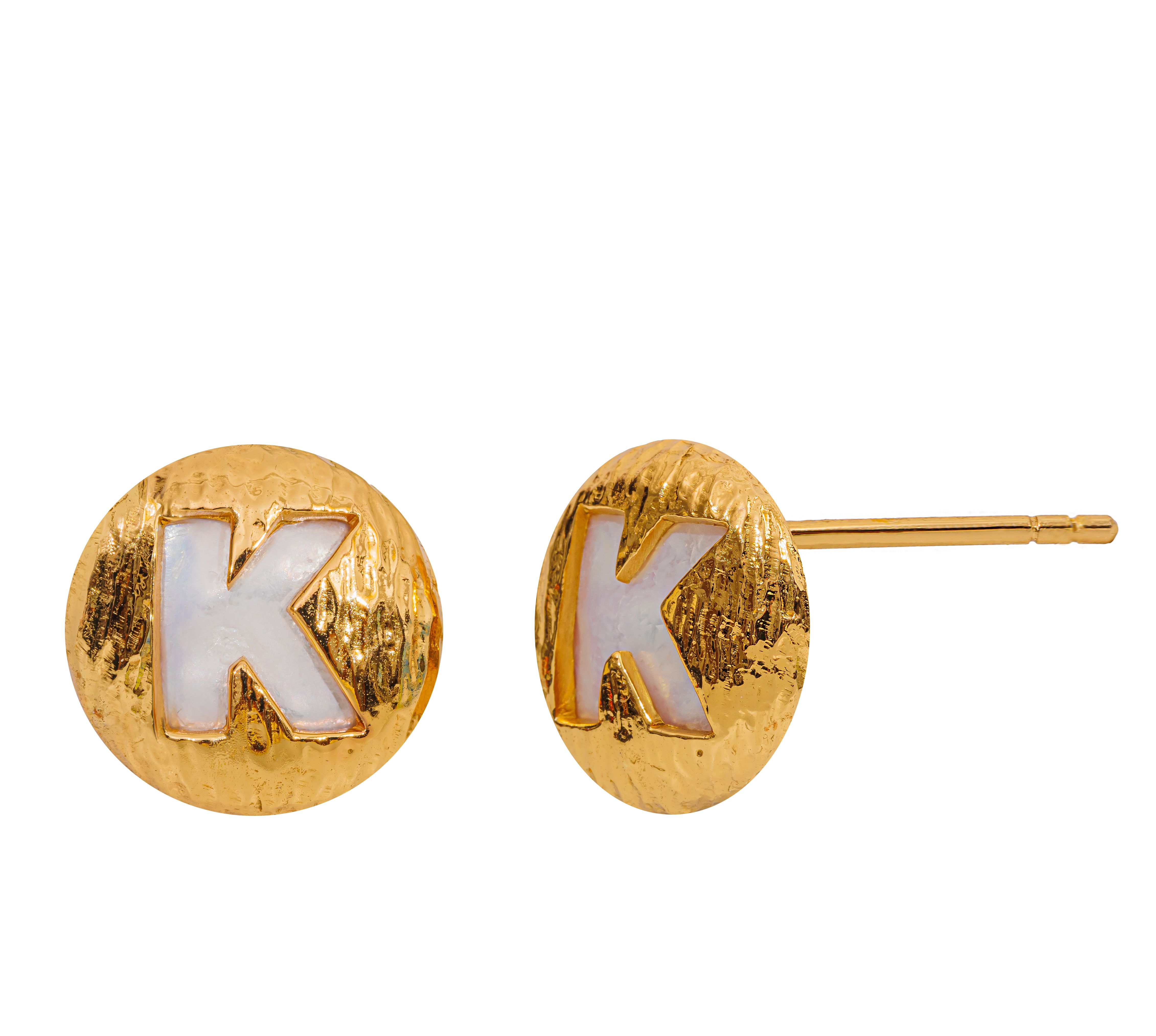 Handcrafted initial earring - เวทิเวอร์ เพิร์ล - ThaiPick