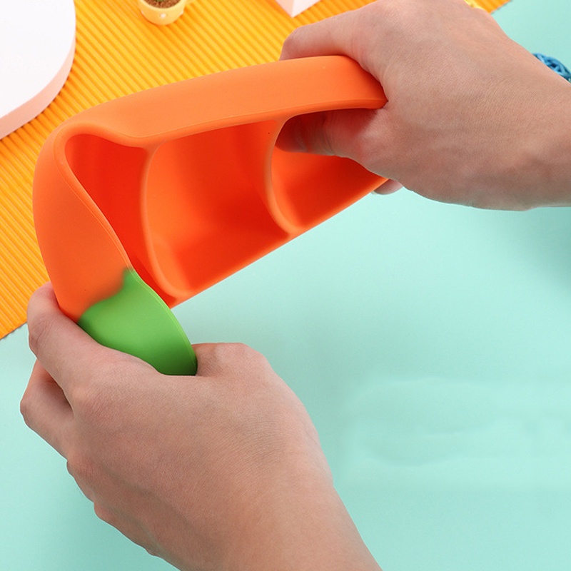 【Dimama】CODจานอาหารค่ำซิลิโคนสำหรับเด็ก รูปร่างแครอท ชุดช้อนส้อมเด็ก+ส้อม+ช้อน - Dimama - ThaiPick