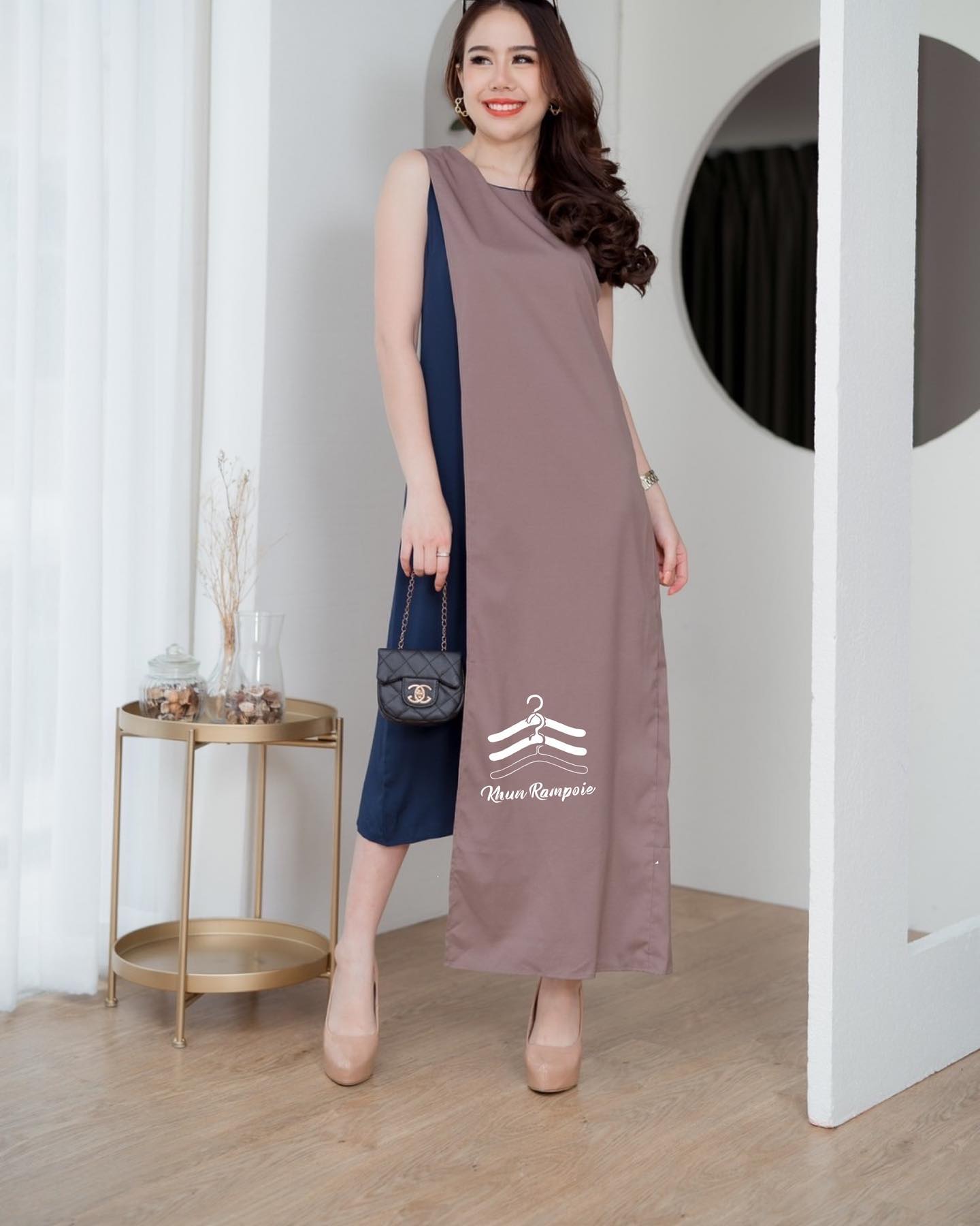 Jubbie & Chrissie : เดรสแขนกุด รุ่น All day long สวยดีไซน์เก๋ (สัดส่วน ...