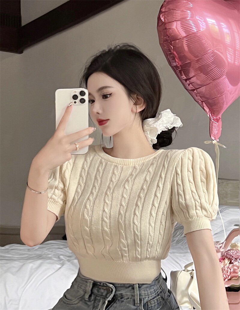 Spring ???? เสื้อไหมพรมแขนสั้นคอกลม แขนจั๊ม ดีเทลเว้าเปิดหลัง แถมเข็มกลัดโบว์ ( E238 ) - Spring ...