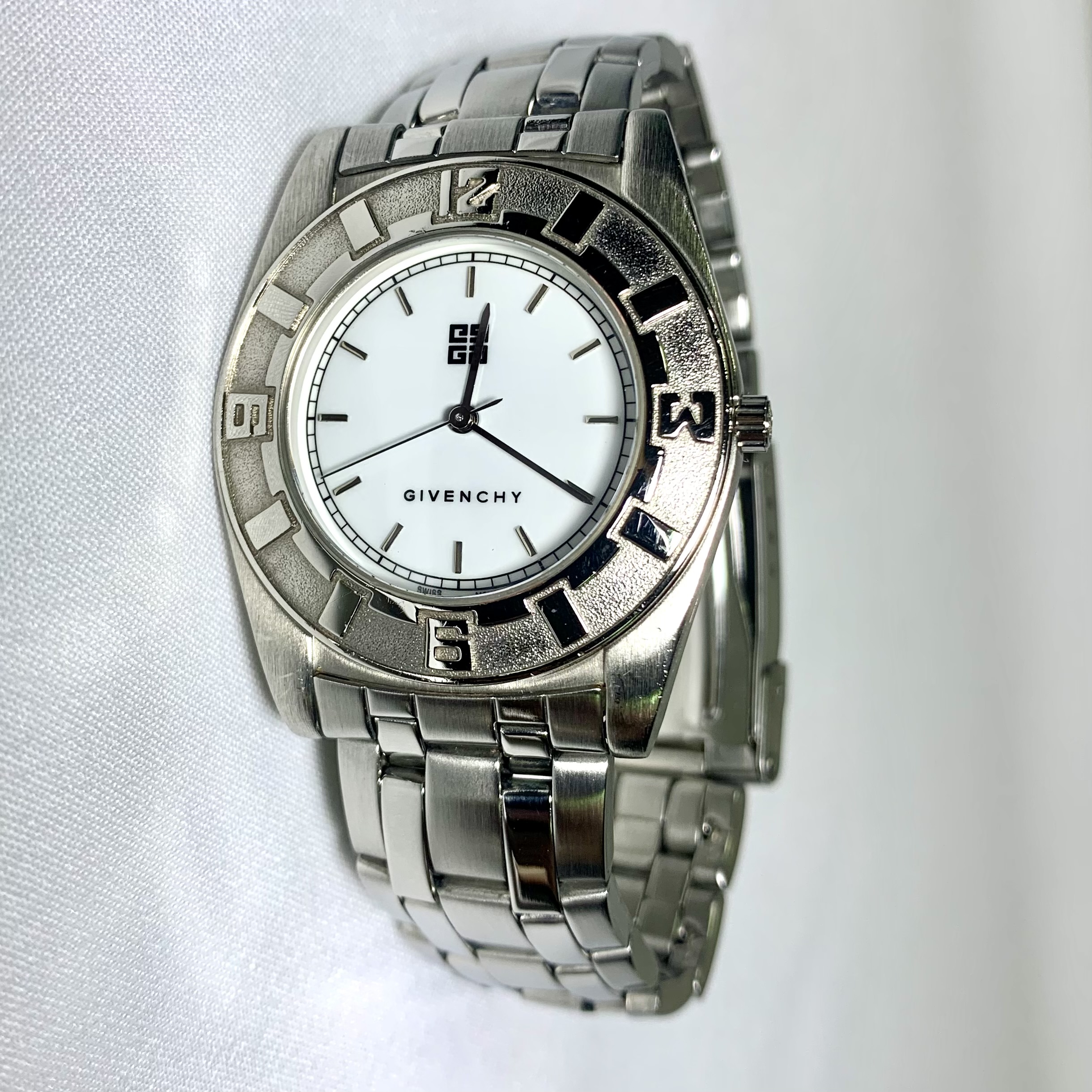 GIVENCHYนาฬิกาควอทซ์แบรนด์หรูจากฝรั่งเศสแท้100%เรือนและสายสแตนเลสสีเงินกว้าง36ม.ม.หน้าปัดสีขาว ...