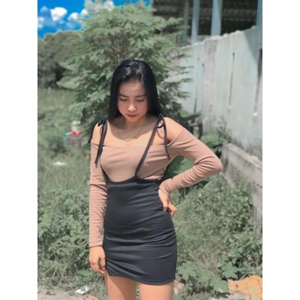 Spinny House???? Set ชุดเซต 2ชิ้น เอี๊ยม เสื้อผ้าไหมพรมร่องเล็ก กระโปรง พื้นดำมีสายผูกผ้ายืด ♥️ ...