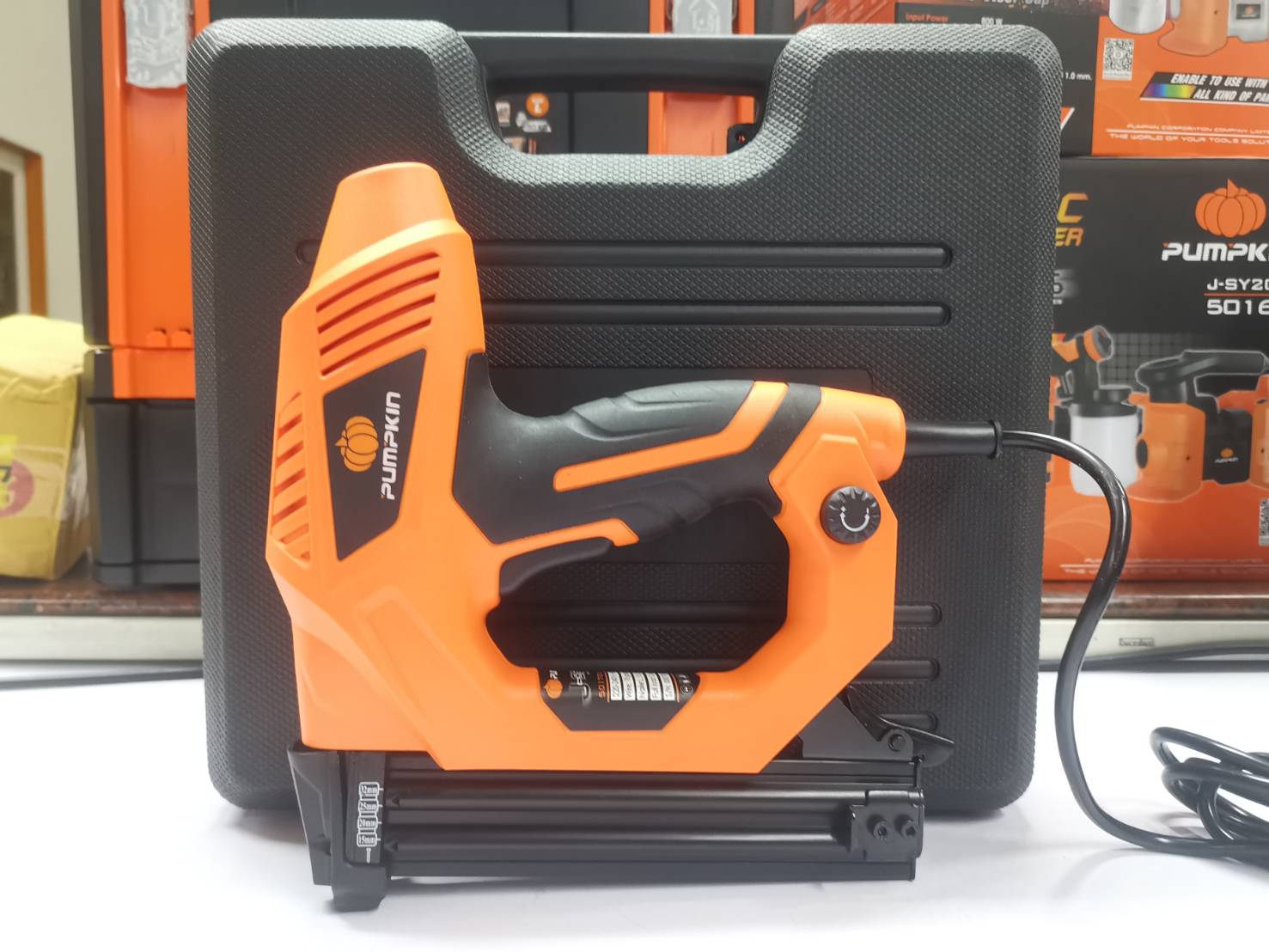 ปืนยิงตะปูไฟฟ้า ยิงไม้ กำลัง 2000วัตต์ ใช้ได้กับลูกตะปูชนิด หัว F ได้ตั้งแต่ 10F - 32F PUMPKIN ...