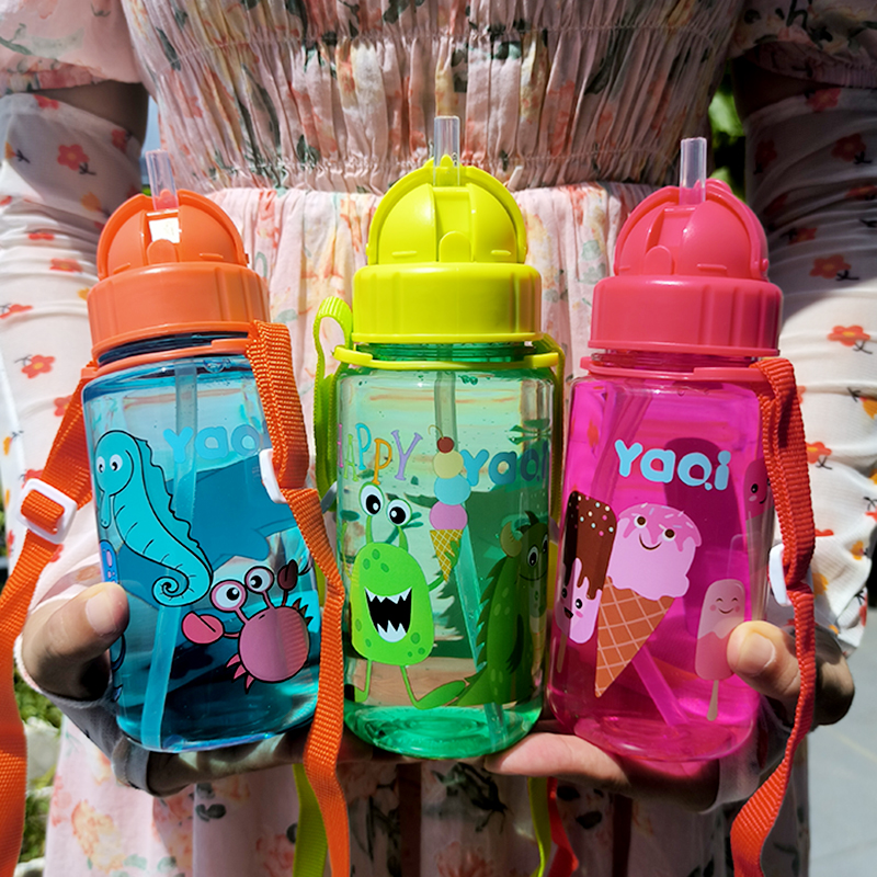 ขวดน้ำเด็กอนุบาล กระติกน้ำเด็ก กระบอกน้ำเด็ก พร้อมหลอดดูด และสายคล้องคอ 400ml - SunnyLife - ThaiPick
