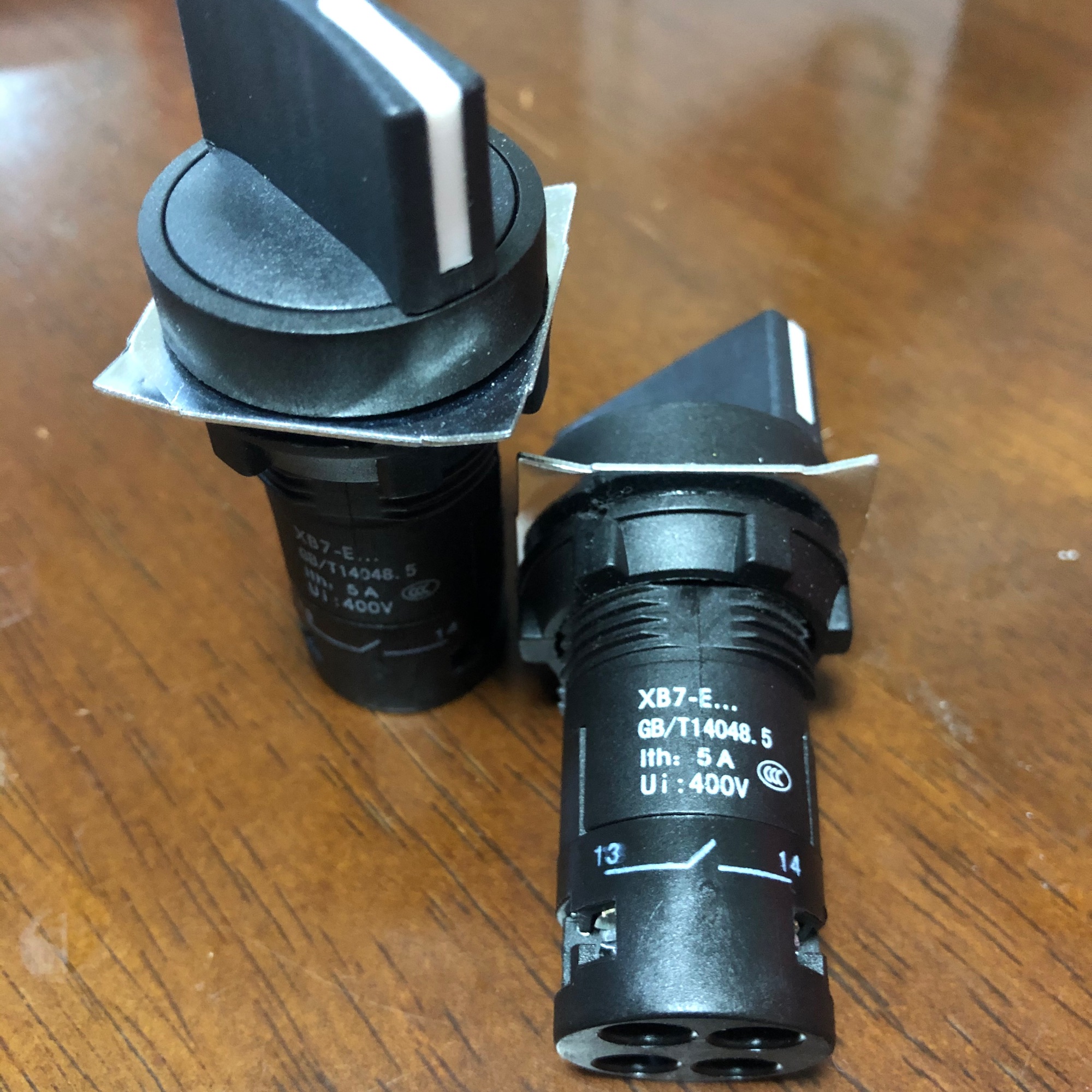 Selector Switch on-off 2P 22mm.XB7-ED21 สวิตช์ลูกศร 22 มิล สินค้าใหม่ ...