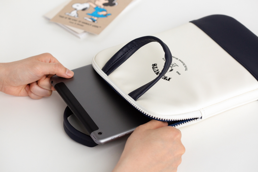 (พร้อมส่ง) กระเป๋าใส่ไอแพด โน๊ตบุ๊ค iPad Tablet มีสายสะพาย รุ่น Snoopy ...