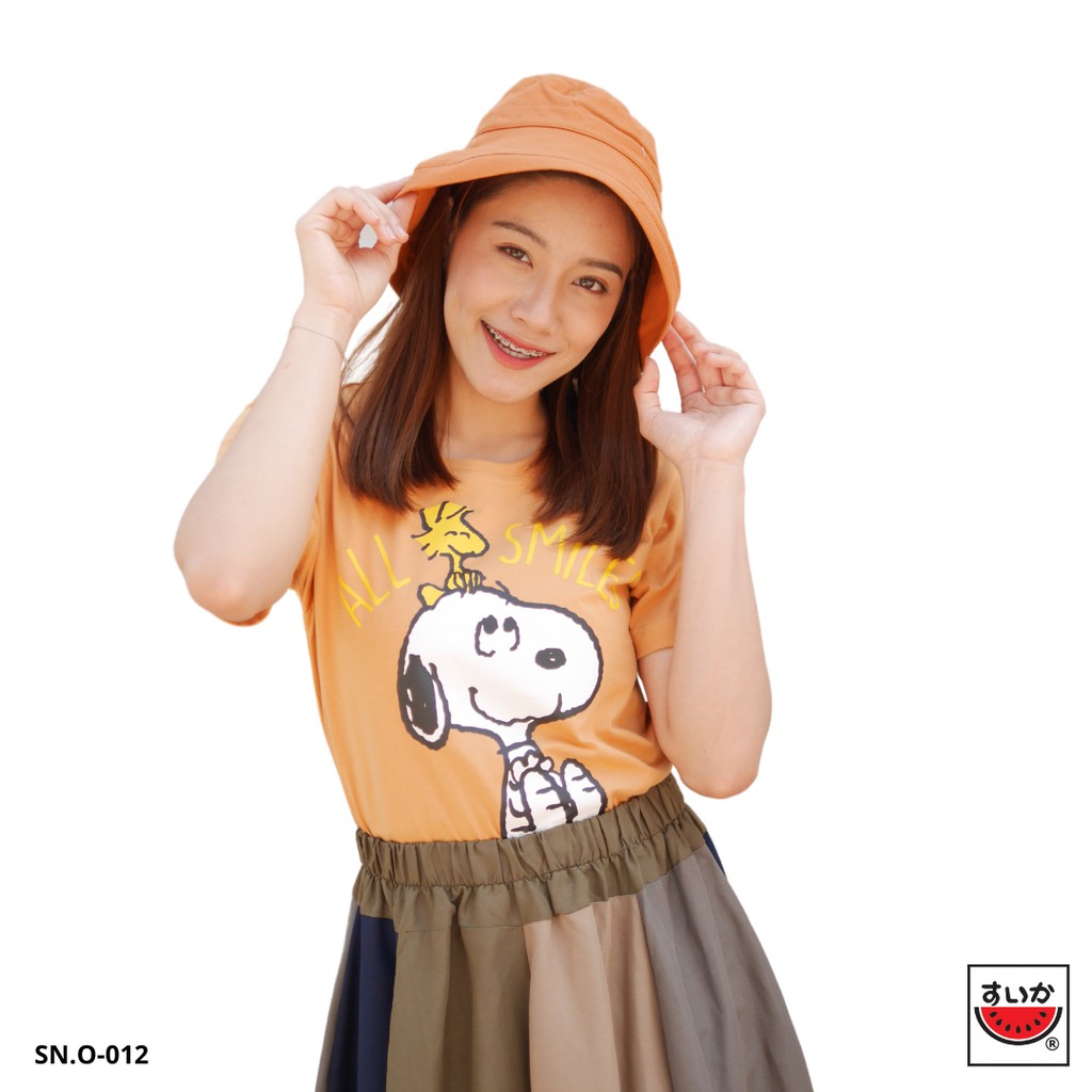 แตงโม (SUIKA) เสื้อยืดคอกลมแขนสั้น ลายลิขสิทธิ์ SNOOPY (SN.O-012) - SUIKA - ThaiPick