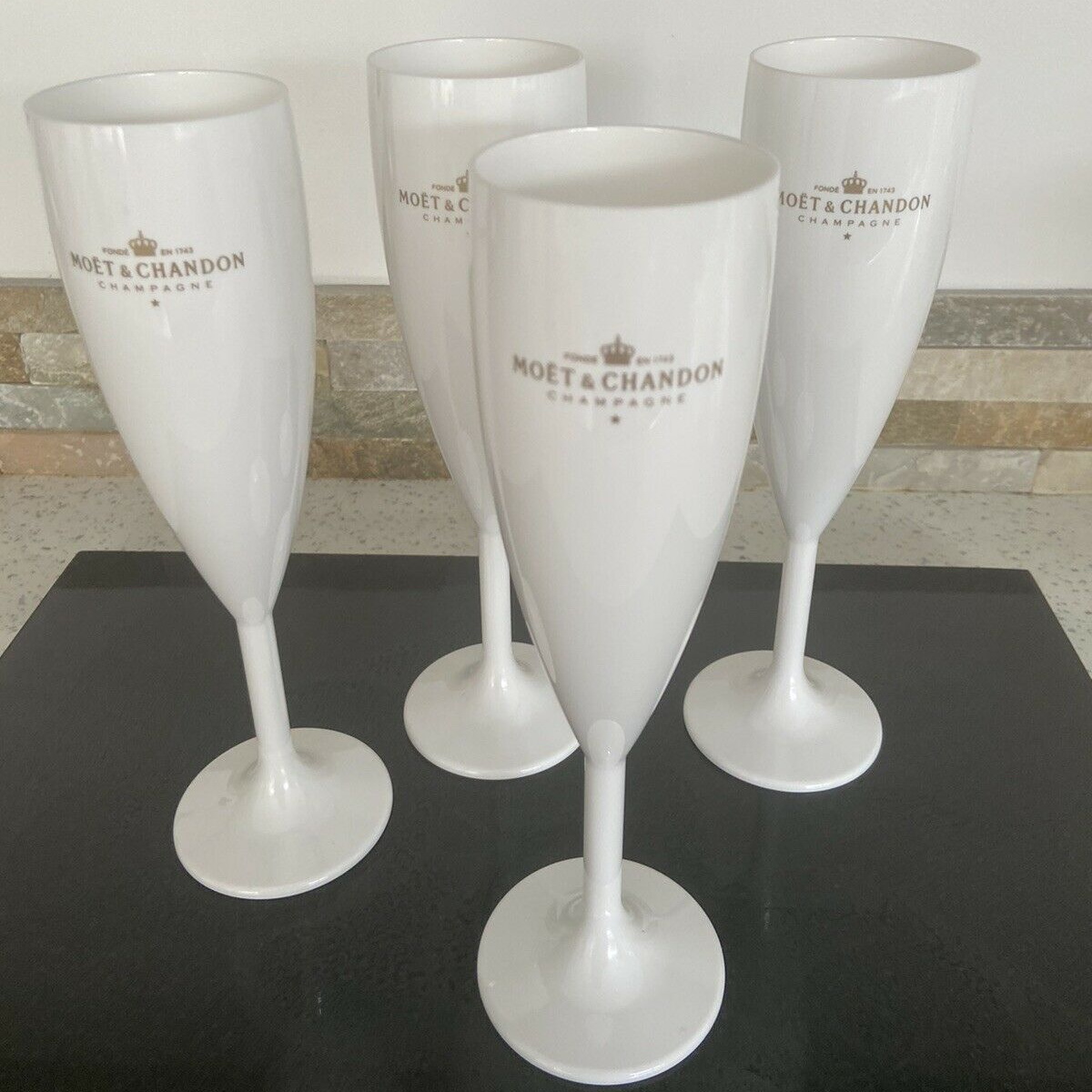 MOET CHANDON WHITE CHAMPAGNE PLASTIC PARTY FLUTES X4 | Lazada.co.th